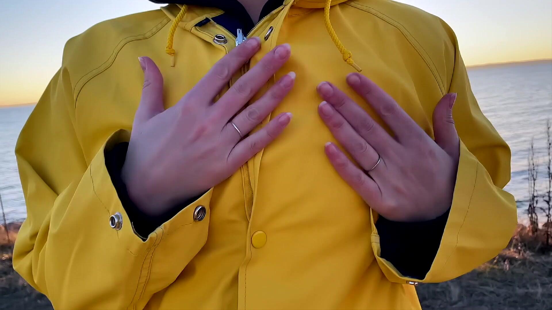 SEXYRAINWEAR.online | Yellow Friesennerz kink